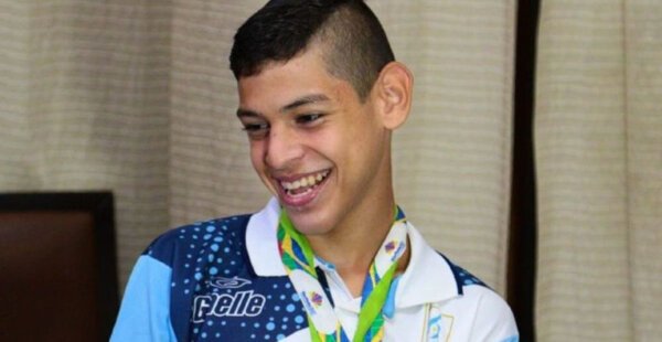 Alexis Chávez ganó el bronce en los 100 metros T36 de los Paralímpicos ...